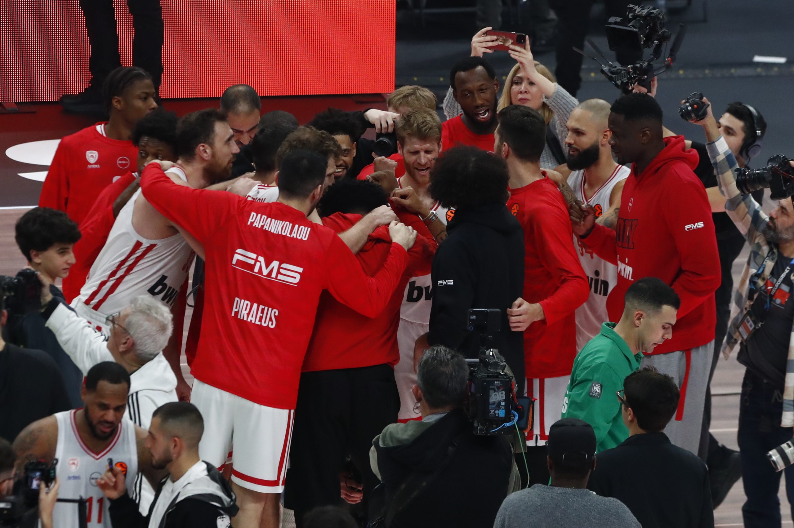 Ερυθρόλευκο το ντέρμπι στην Ευρωλίγκα και 10-0 το σερί του Ολυμπιακού ...